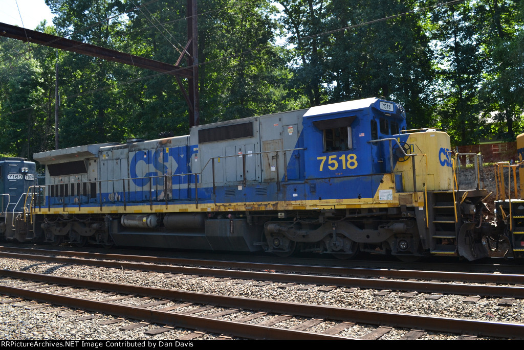 CSX C40-8 7518 fourth out on Q418-03